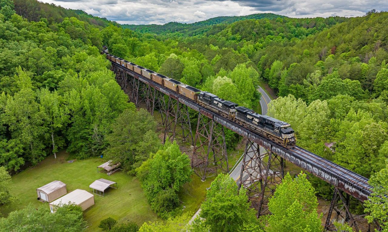 Canadian Pacific places five locomotives with military paint schemes in ...